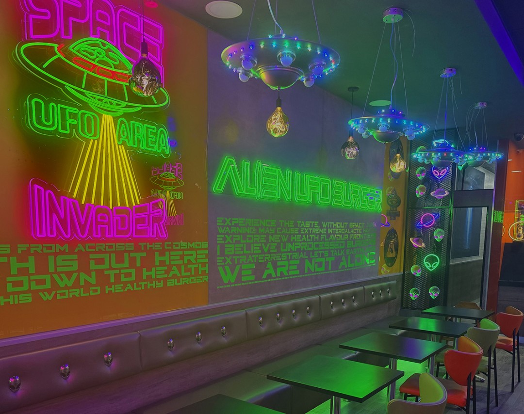 Alien UFO Burger Lands in Glasgow Scotland - WICZ