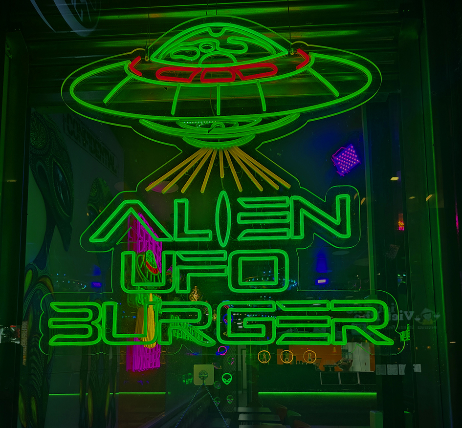 Alien UFO Burger Lands in Glasgow Scotland - WICZ